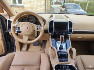 Grey Porsche Cayenne 2012 in Siauliai, with an engine capacity of 2.97 L and mileage of 376 thousand km for 13200 €, photo 9 on AUTOMOTO.COM.LV