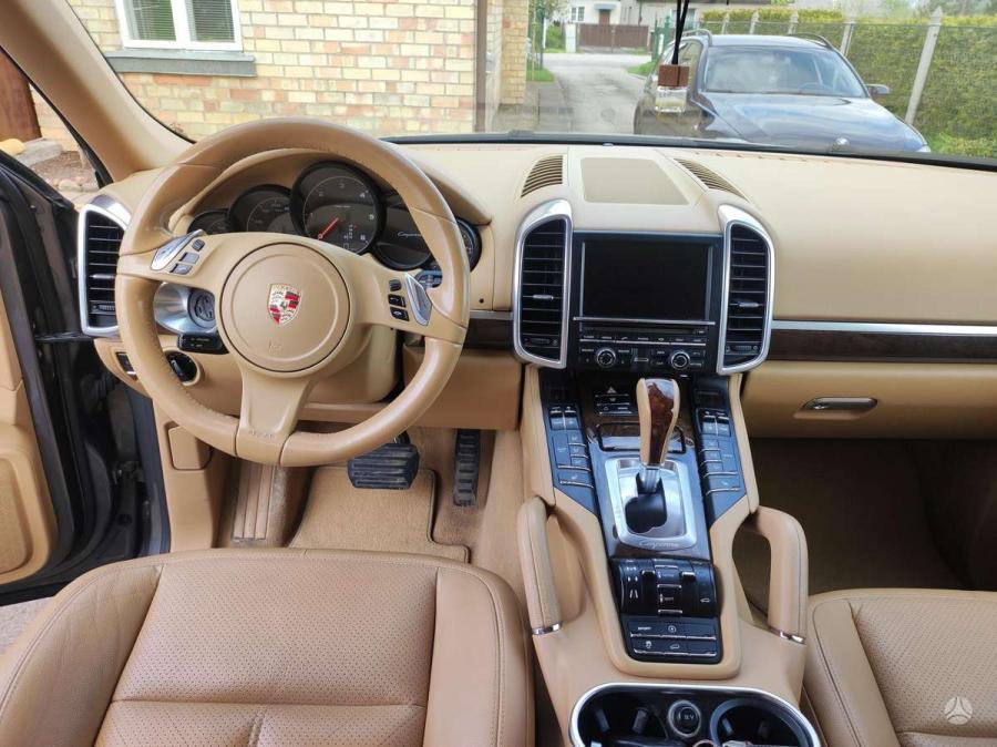 Grey Porsche Cayenne 2012 in Siauliai, with an engine capacity of 2.97 L and mileage of 376 thousand km for 13200 €, photo 9 on AUTOMOTO.COM.LV