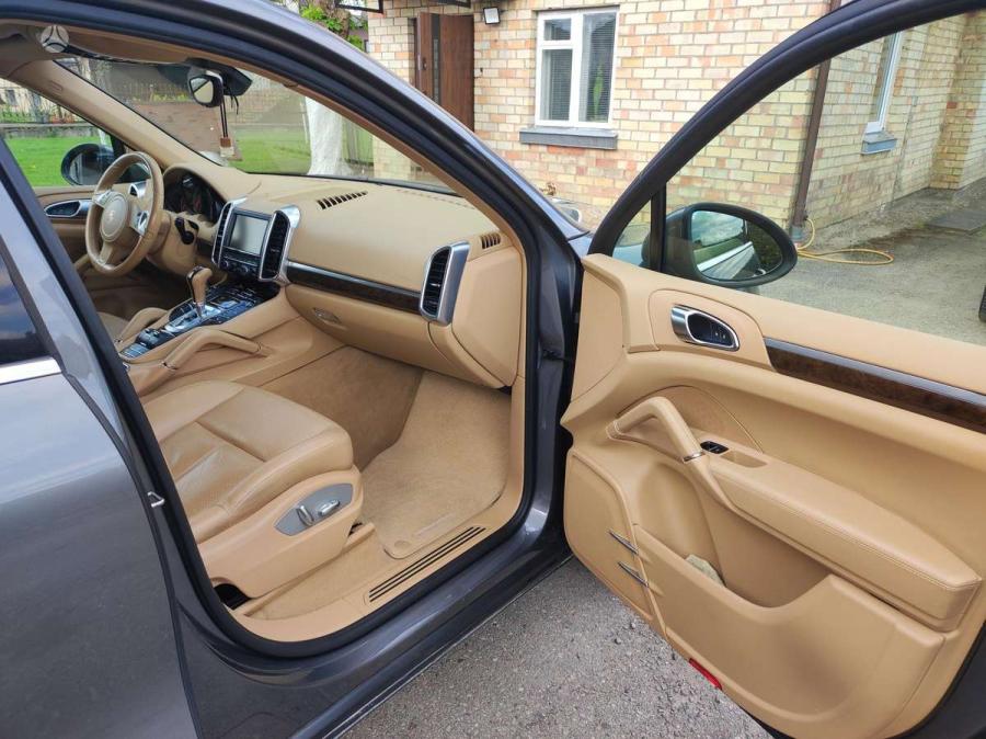 Grey Porsche Cayenne 2012 in Siauliai, with an engine capacity of 2.97 L and mileage of 376 thousand km for 13200 €, photo 11 on AUTOMOTO.COM.LV