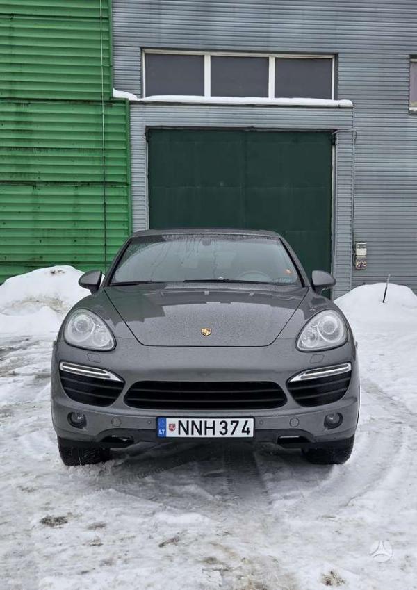 Grey Porsche Cayenne 2013 in Vilnius, with an engine capacity of 4.81 L and mileage of 200 thousand km for 13900 €, photo 1 on AUTOMOTO.COM.LV