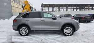 Pelēks Porsche Cayenne 2013 Viļņa, ar dzinēja tilpumu 4.81 L un nobraukumu 200 tūkst. km par 13900 €, foto 2 vietnē AUTOMOTO.COM.LV