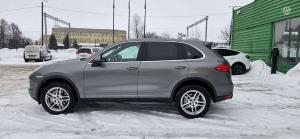 Pelēks Porsche Cayenne 2013 Viļņa, ar dzinēja tilpumu 4.81 L un nobraukumu 200 tūkst. km par 13900 €, foto 3 vietnē AUTOMOTO.COM.LV