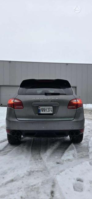 Pelēks Porsche Cayenne 2013 Viļņa, ar dzinēja tilpumu 4.81 L un nobraukumu 200 tūkst. km par 13900 €, foto 5 vietnē AUTOMOTO.COM.LV
