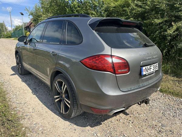 Grey Porsche Cayenne 2013 in Vilnius, with an engine capacity of 3.00 L and mileage of 288 thousand km for 13000 €, photo 1 on AUTOMOTO.COM.LV