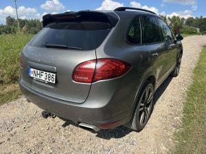 Grey Porsche Cayenne 2013 in Vilnius, with an engine capacity of 3.00 L and mileage of 288 thousand km for 13000 €, photo 3 on AUTOMOTO.COM.LV