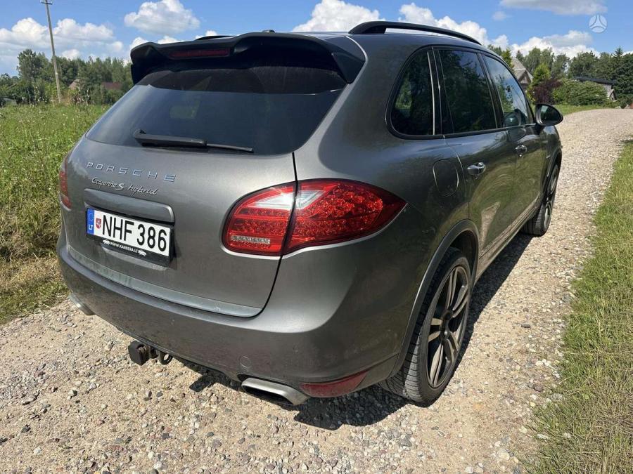 Grey Porsche Cayenne 2013 in Vilnius, with an engine capacity of 3.00 L and mileage of 288 thousand km for 13000 €, photo 3 on AUTOMOTO.COM.LV