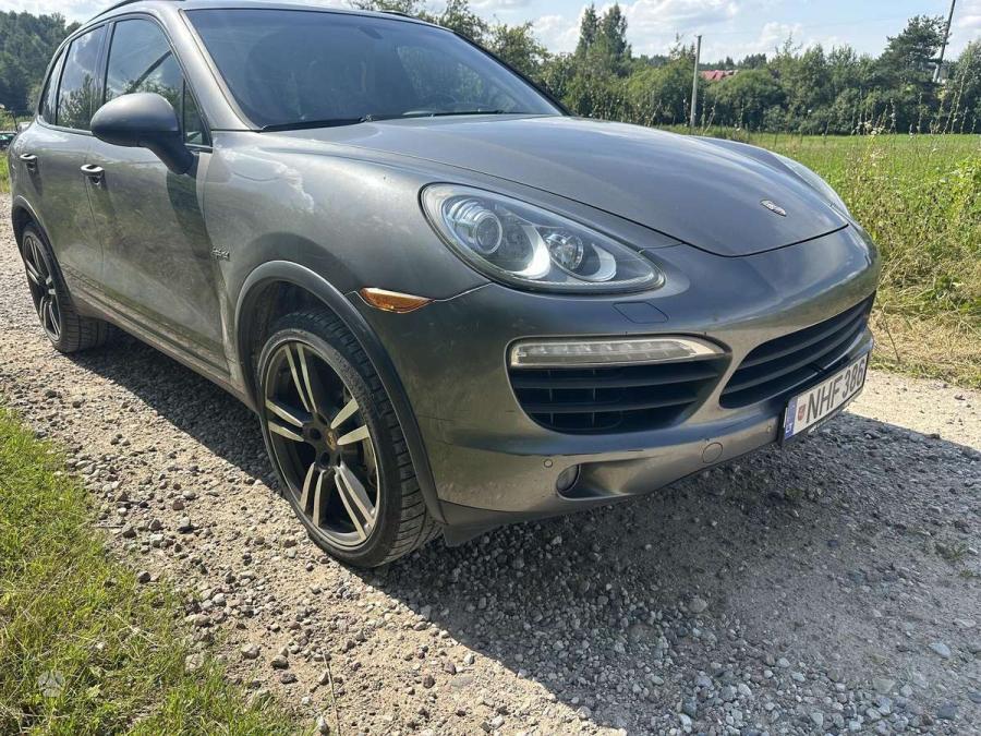 Grey Porsche Cayenne 2013 in Vilnius, with an engine capacity of 3.00 L and mileage of 288 thousand km for 13000 €, photo 4 on AUTOMOTO.COM.LV