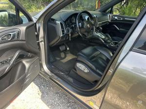Grey Porsche Cayenne 2013 in Vilnius, with an engine capacity of 3.00 L and mileage of 288 thousand km for 13000 €, photo 6 on AUTOMOTO.COM.LV
