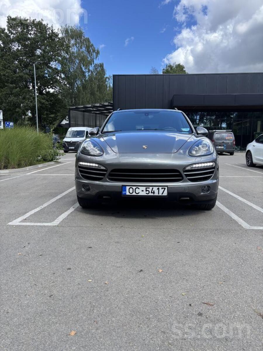 Pelēks Porsche Cayenne 2013 Rīga, ar dzinēja tilpumu 3.00 L un nobraukumu 256 tūkst. km par 20800 €, foto 1 vietnē AUTOMOTO.COM.LV