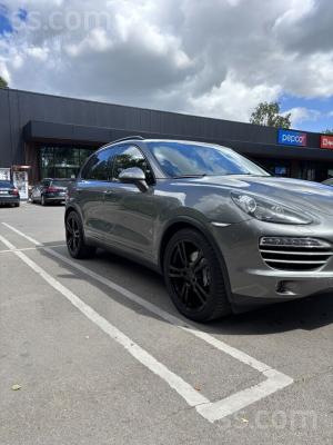 Pelēks Porsche Cayenne 2013 Rīga, ar dzinēja tilpumu 3.00 L un nobraukumu 256 tūkst. km par 20800 €, foto 3 vietnē AUTOMOTO.COM.LV