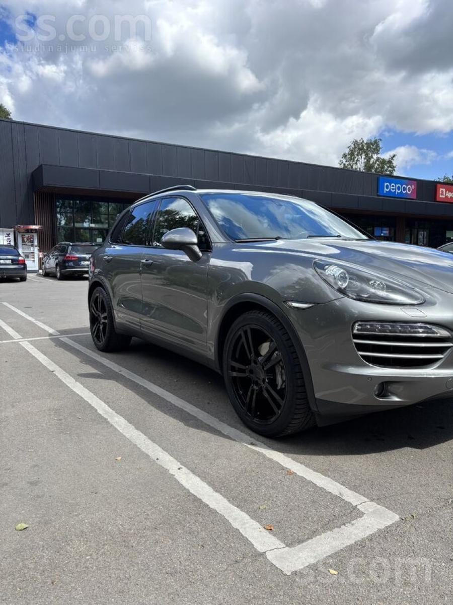 Pelēks Porsche Cayenne 2013 Rīga, ar dzinēja tilpumu 3.00 L un nobraukumu 256 tūkst. km par 20800 €, foto 3 vietnē AUTOMOTO.COM.LV