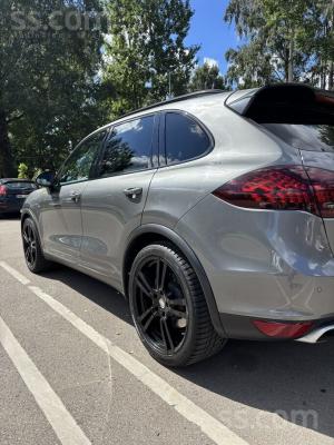 Pelēks Porsche Cayenne 2013 Rīga, ar dzinēja tilpumu 3.00 L un nobraukumu 256 tūkst. km par 20800 €, foto 6 vietnē AUTOMOTO.COM.LV