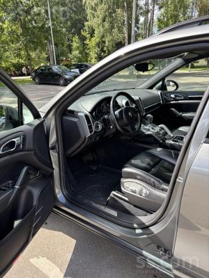Pelēks Porsche Cayenne 2013 Rīga, ar dzinēja tilpumu 3.00 L un nobraukumu 256 tūkst. km par 20800 €, foto 8 vietnē AUTOMOTO.COM.LV