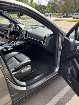 Pelēks Porsche Cayenne 2013 Rīga, ar dzinēja tilpumu 3.00 L un nobraukumu 256 tūkst. km par 20800 €, foto 11 vietnē AUTOMOTO.COM.LV