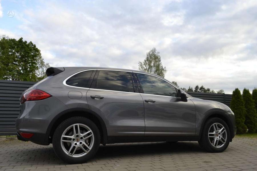 Pelēks Porsche Cayenne 2013 Viļņa, ar dzinēja tilpumu 4.81 L un nobraukumu 205 tūkst. km par 13000 €, foto 4 vietnē AUTOMOTO.COM.LV