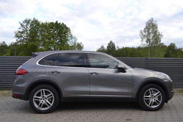 Pelēks Porsche Cayenne 2013 Viļņa, ar dzinēja tilpumu 4.81 L un nobraukumu 205 tūkst. km par 13000 €, foto 5 vietnē AUTOMOTO.COM.LV