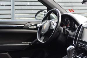 Pelēks Porsche Cayenne 2013 Viļņa, ar dzinēja tilpumu 4.81 L un nobraukumu 205 tūkst. km par 13000 €, foto 15 vietnē AUTOMOTO.COM.LV