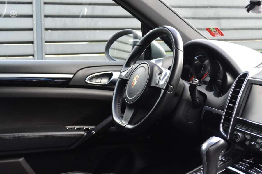 Pelēks Porsche Cayenne 2013 Viļņa, ar dzinēja tilpumu 4.81 L un nobraukumu 205 tūkst. km par 13000 €, foto 15 vietnē AUTOMOTO.COM.LV