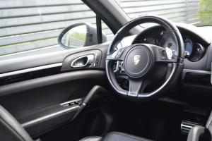 Pelēks Porsche Cayenne 2013 Viļņa, ar dzinēja tilpumu 4.81 L un nobraukumu 205 tūkst. km par 13000 €, foto 16 vietnē AUTOMOTO.COM.LV