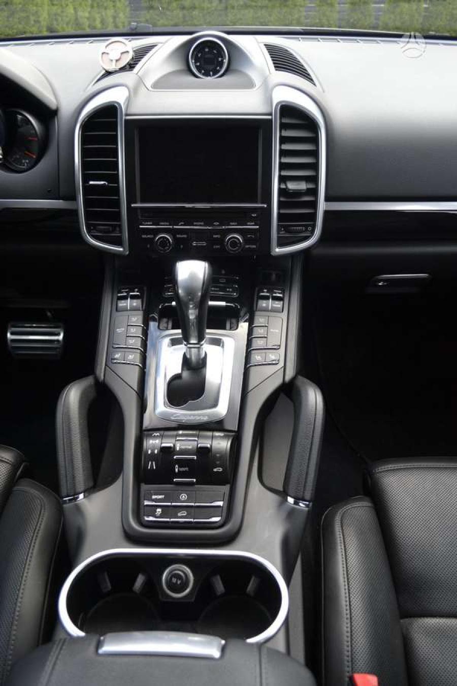 Pelēks Porsche Cayenne 2013 Viļņa, ar dzinēja tilpumu 4.81 L un nobraukumu 205 tūkst. km par 13000 €, foto 20 vietnē AUTOMOTO.COM.LV