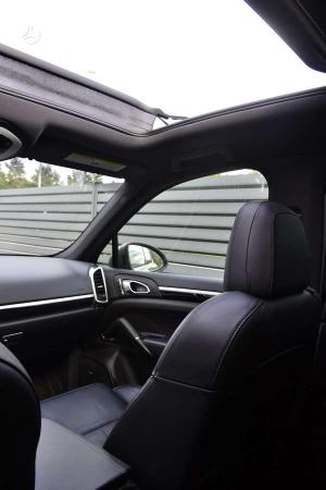 Pelēks Porsche Cayenne 2013 Viļņa, ar dzinēja tilpumu 4.81 L un nobraukumu 205 tūkst. km par 13000 €, foto 22 vietnē AUTOMOTO.COM.LV