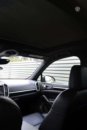 Pelēks Porsche Cayenne 2013 Viļņa, ar dzinēja tilpumu 4.81 L un nobraukumu 205 tūkst. km par 13000 €, foto 23 vietnē AUTOMOTO.COM.LV