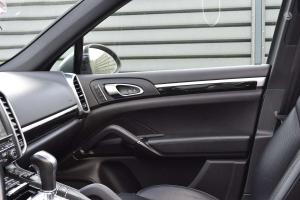 Pelēks Porsche Cayenne 2013 Viļņa, ar dzinēja tilpumu 4.81 L un nobraukumu 205 tūkst. km par 13000 €, foto 26 vietnē AUTOMOTO.COM.LV