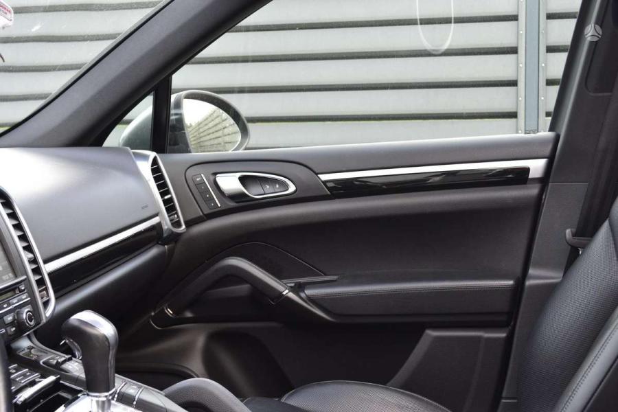 Pelēks Porsche Cayenne 2013 Viļņa, ar dzinēja tilpumu 4.81 L un nobraukumu 205 tūkst. km par 13000 €, foto 26 vietnē AUTOMOTO.COM.LV