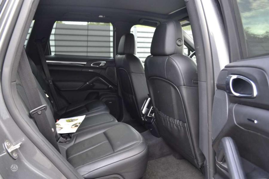 Pelēks Porsche Cayenne 2013 Viļņa, ar dzinēja tilpumu 4.81 L un nobraukumu 205 tūkst. km par 13000 €, foto 28 vietnē AUTOMOTO.COM.LV