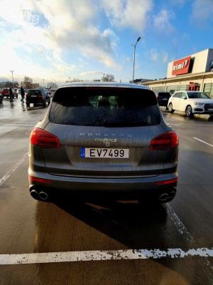 Grey Porsche Cayenne 2015 in Vilnius, with an engine capacity of 3.00 L and mileage of 243 thousand km for 23000 €, photo 2 on AUTOMOTO.COM.LV