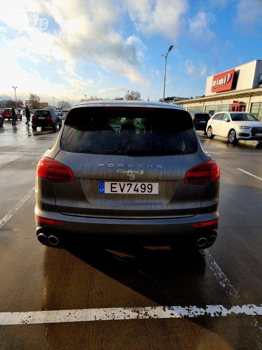 Grey Porsche Cayenne 2015 in Vilnius, with an engine capacity of 3.00 L and mileage of 243 thousand km for 23000 €, photo 2 on AUTOMOTO.COM.LV