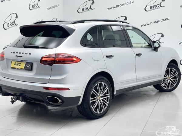 Grey Porsche Cayenne 2015 in Avizieniai, with an engine capacity of 3.00 L and mileage of 174 thousand km for 19900 €, photo 2 on AUTOMOTO.COM.LV