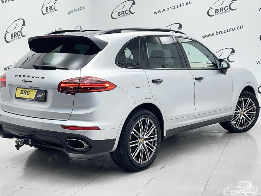 Grey Porsche Cayenne 2015 in Avizieniai, with an engine capacity of 3.00 L and mileage of 174 thousand km for 19900 €, photo 2 on AUTOMOTO.COM.LV