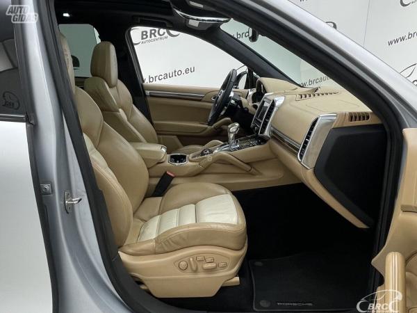 Grey Porsche Cayenne 2015 in Avizieniai, with an engine capacity of 3.00 L and mileage of 174 thousand km for 19900 €, photo 4 on AUTOMOTO.COM.LV