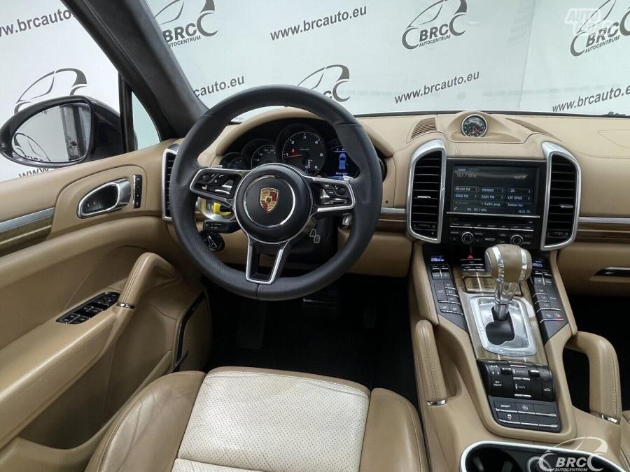 Grey Porsche Cayenne 2015 in Avizieniai, with an engine capacity of 3.00 L and mileage of 174 thousand km for 19900 €, photo 18 on AUTOMOTO.COM.LV