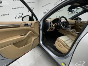 Grey Porsche Cayenne 2015 in Avizieniai, with an engine capacity of 3.00 L and mileage of 174 thousand km for 19900 €, photo 24 on AUTOMOTO.COM.LV