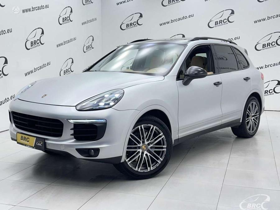Grey Porsche Cayenne 2015 in Vilnius, with an engine capacity of 2.97 L and mileage of 174 thousand km for 18900 €, photo 1 on AUTOMOTO.COM.LV