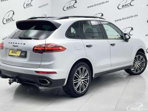 Grey Porsche Cayenne 2015 in Vilnius, with an engine capacity of 2.97 L and mileage of 174 thousand km for 18900 €, photo 3 on AUTOMOTO.COM.LV