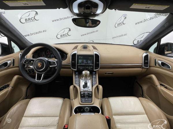 Grey Porsche Cayenne 2015 in Vilnius, with an engine capacity of 2.97 L and mileage of 174 thousand km for 18900 €, photo 4 on AUTOMOTO.COM.LV