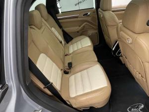 Grey Porsche Cayenne 2015 in Vilnius, with an engine capacity of 2.97 L and mileage of 174 thousand km for 18900 €, photo 15 on AUTOMOTO.COM.LV