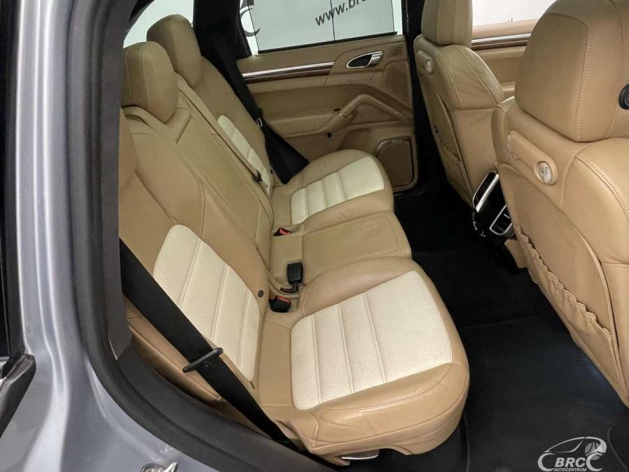 Grey Porsche Cayenne 2015 in Vilnius, with an engine capacity of 2.97 L and mileage of 174 thousand km for 18900 €, photo 15 on AUTOMOTO.COM.LV