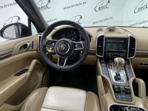 Grey Porsche Cayenne 2015 in Vilnius, with an engine capacity of 2.97 L and mileage of 174 thousand km for 18900 €, photo 19 on AUTOMOTO.COM.LV