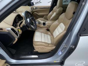 Grey Porsche Cayenne 2015 in Vilnius, with an engine capacity of 2.97 L and mileage of 174 thousand km for 18900 €, photo 27 on AUTOMOTO.COM.LV