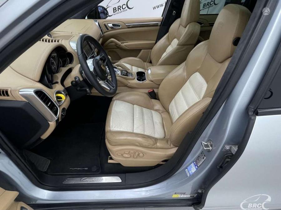 Grey Porsche Cayenne 2015 in Vilnius, with an engine capacity of 2.97 L and mileage of 174 thousand km for 18900 €, photo 27 on AUTOMOTO.COM.LV