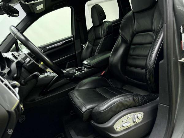 Pelēks Porsche Cayenne 2015 Viļņa, ar dzinēja tilpumu 3.00 L un nobraukumu 206 tūkst. km par 25990 €, foto 10 vietnē AUTOMOTO.COM.LV