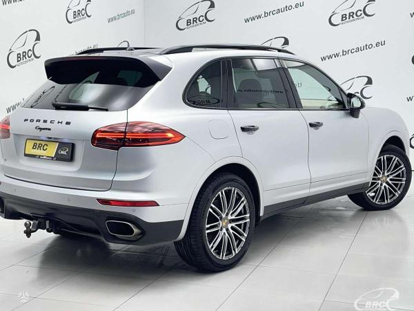 Grey Porsche Cayenne 2015 in Vilnius, with an engine capacity of 2.97 L and mileage of 174 thousand km for 17900 €, photo 3 on AUTOMOTO.COM.LV