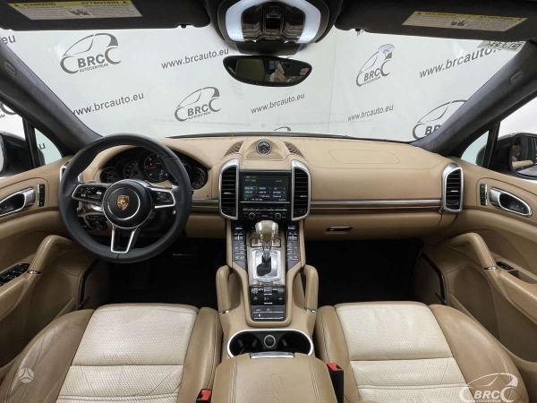 Grey Porsche Cayenne 2015 in Vilnius, with an engine capacity of 2.97 L and mileage of 174 thousand km for 17900 €, photo 4 on AUTOMOTO.COM.LV