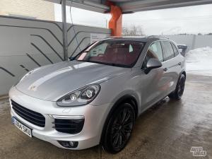 Grey Porsche Cayenne 2015 in Utena, with an engine capacity of 4.10 L and mileage of 68 thousand km for 12500 €, photo 2 on AUTOMOTO.COM.LV
