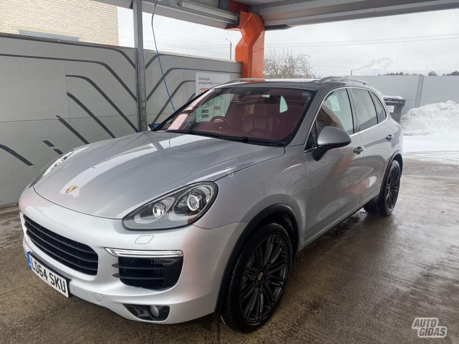 Grey Porsche Cayenne 2015 in Utena, with an engine capacity of 4.10 L and mileage of 68 thousand km for 12500 €, photo 2 on AUTOMOTO.COM.LV