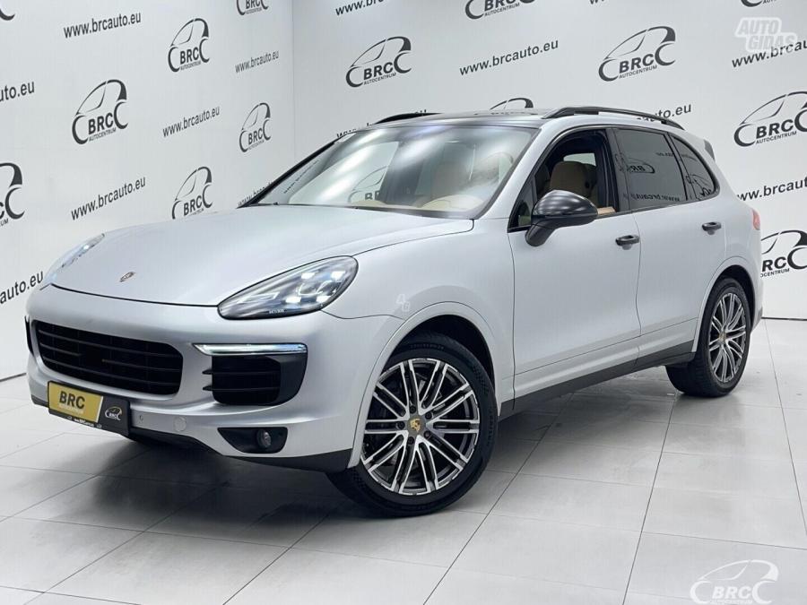 Grey Porsche Cayenne 2015 in Avizieniai, with an engine capacity of 3.00 L and mileage of 174 thousand km for 15900 €, photo 1 on AUTOMOTO.COM.LV